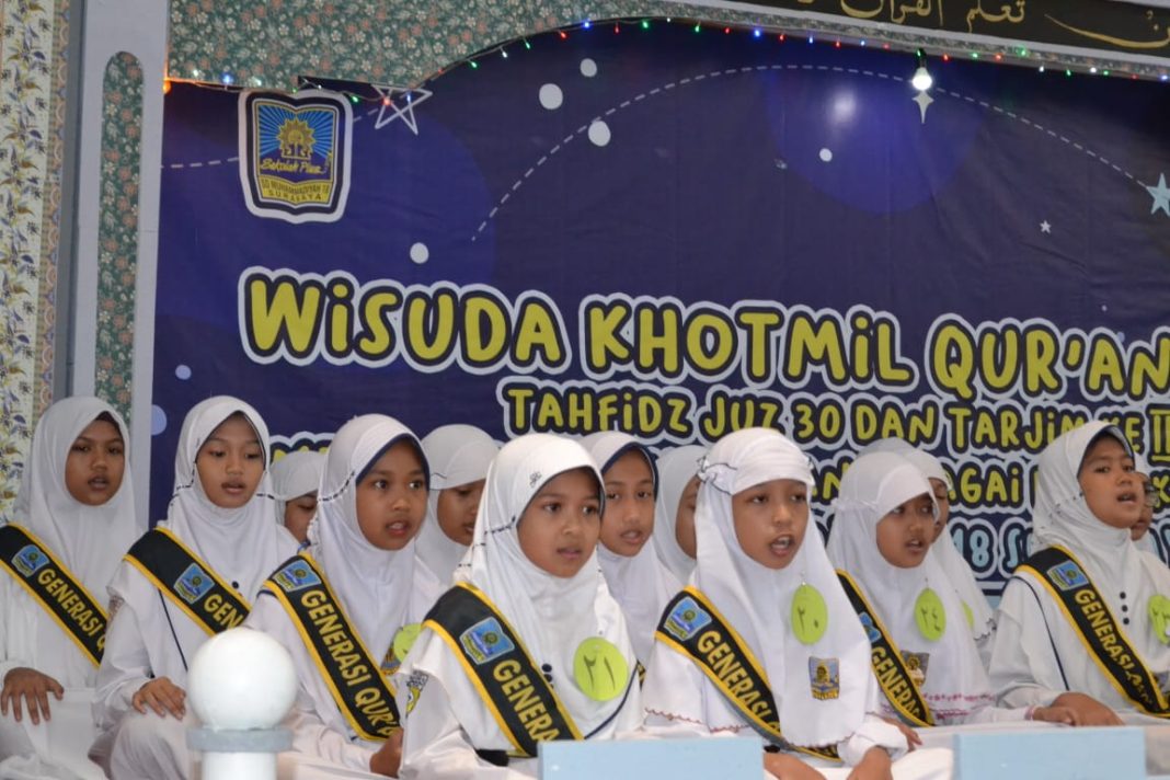 Mantab, Sekolah Ini Gelar Wisuda Khotmil Quran, Tahfidzul Quran Juz 30 dan Tarjimul Quran - klikmu
