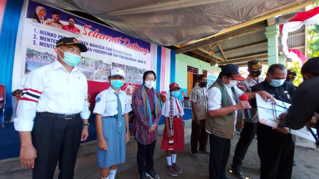 Menko PMK Bersama Mensos Serahkan Bantuan bagi Korban Bencana di NTT ... Menko PMK Bersama Mensos Serahkan Bantuan bagi Korban Bencana di NTT ...