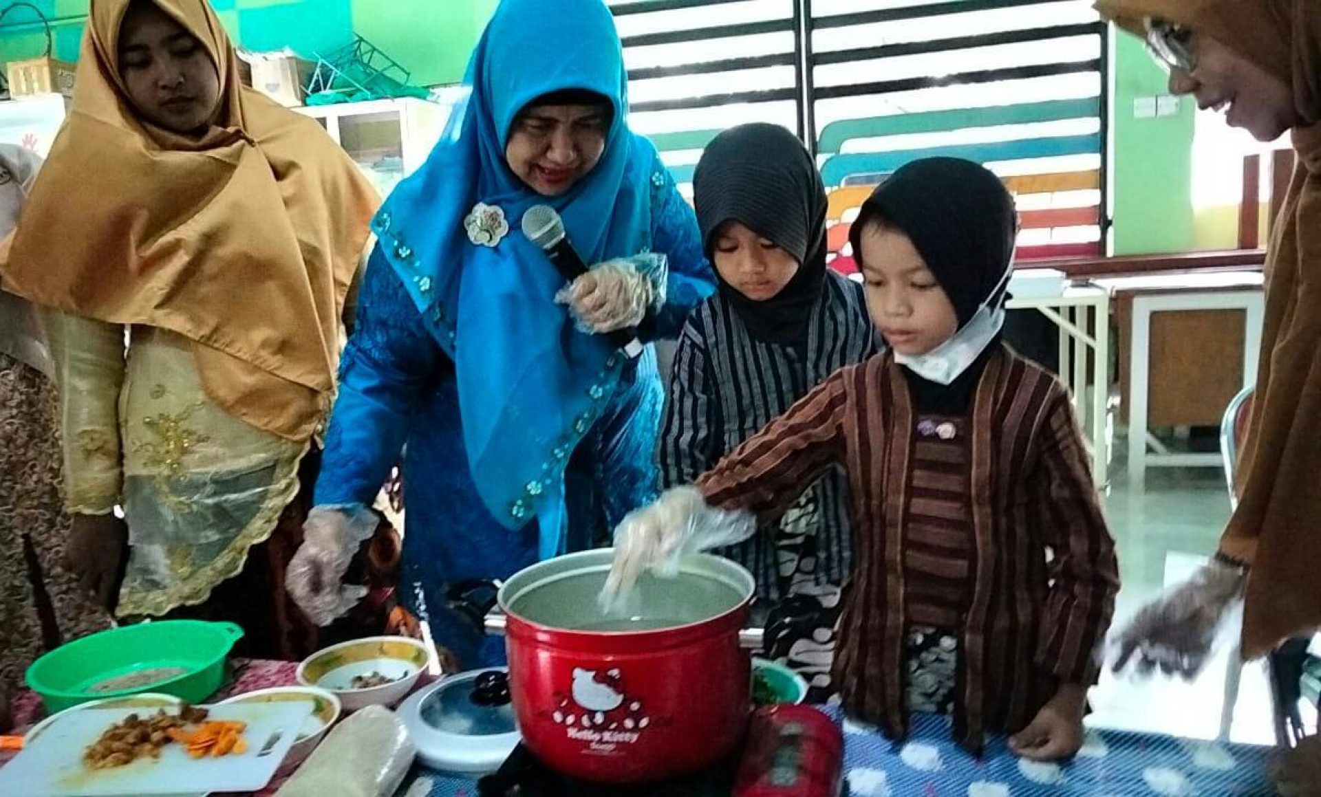 Pakai Baju Adat, TK Aisyiyah 48 Ajak Siswa-siswinya Bikin Minuman Tradisional - klikmu