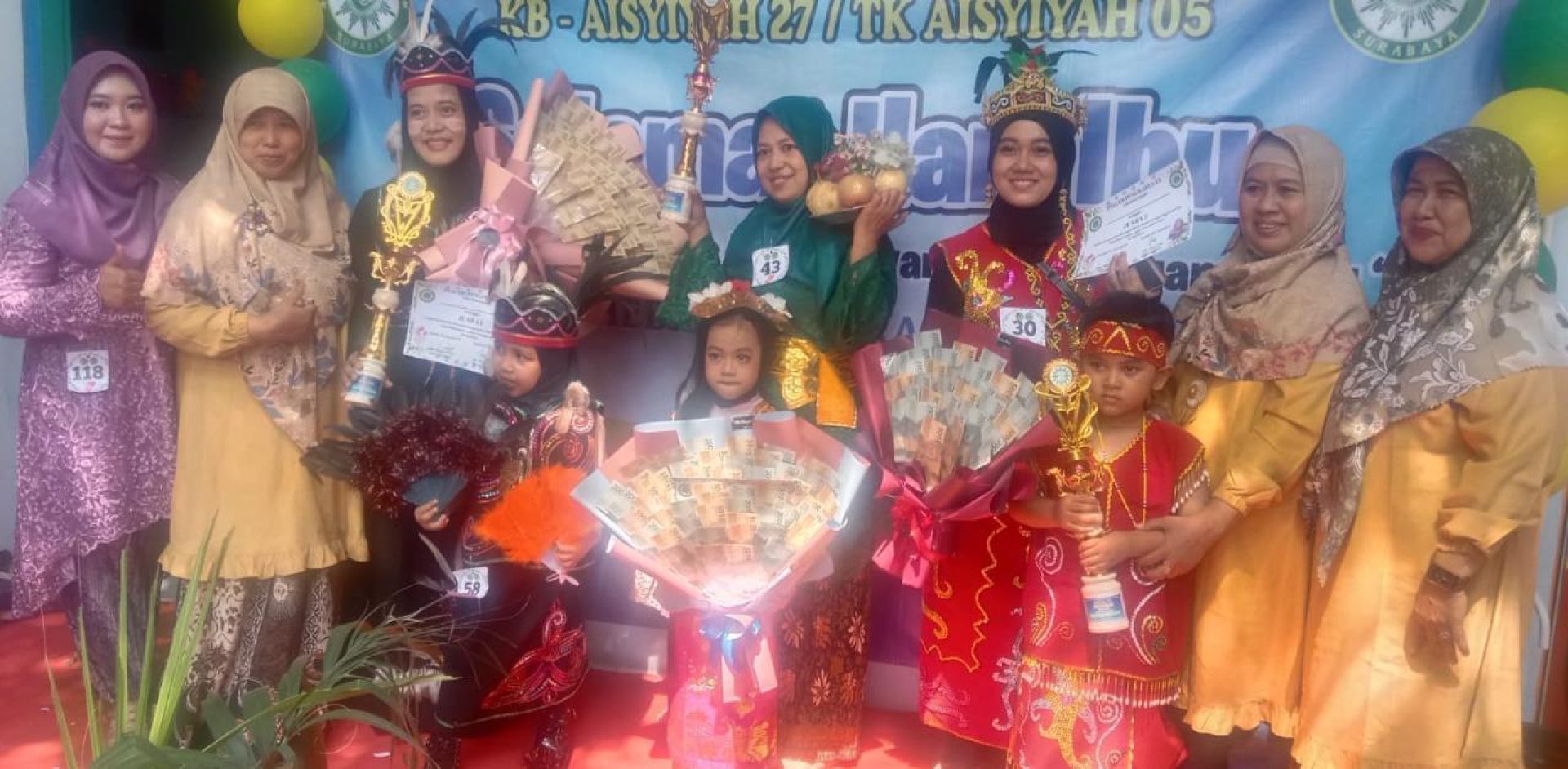 Fashion Show Baju Adat Warnai Peringatan Hari Ibu di TK-KB Aisyiyah Ini - klikmu