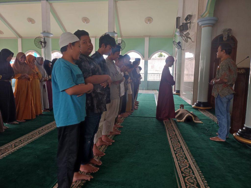 Pesantren Kilat Sekolah Kreatif: Dari Bikin Kerajinan hingga Praktik Shalat Jenazah - klikmu