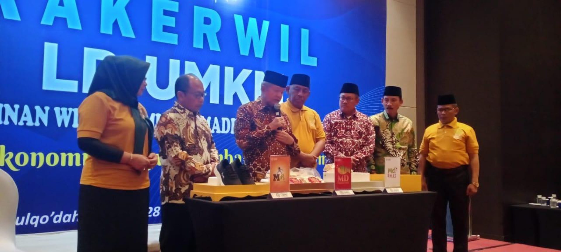 LP UMKM PWM Jatim Luncurkan Produk Sepatu Merek Muhammadiyah Shoes - klikmu