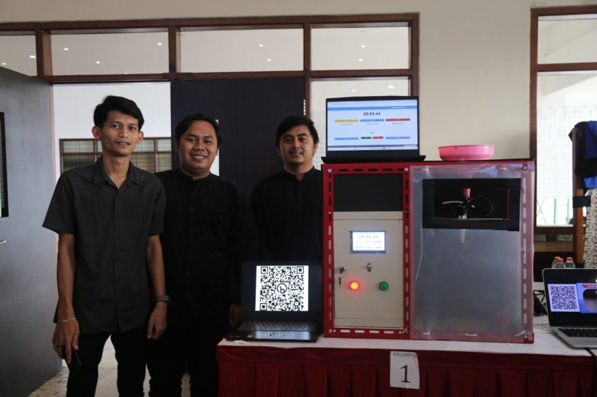 Kreatif! Mahasiswa UMM Ciptakan Alat Pemberi Pakan Ayam Otomatis Berbasis IoT - klikmu