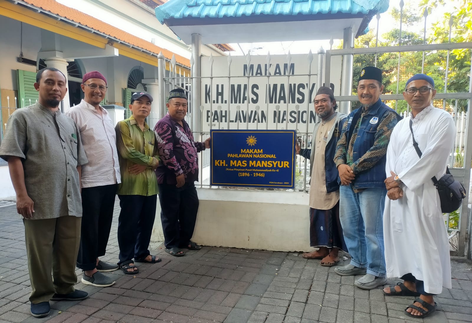 Muhammadiyah Pasang Papan Nama Pahlawan Nasional KH Mas Mansyur di Kompleks Masjid Ampel ...