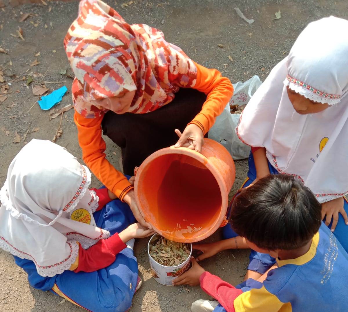 Bikin Pupuk Kompos, Siswa Sekolah Kreatif Menganti Belajar Peduli Lingkungan - klikmu