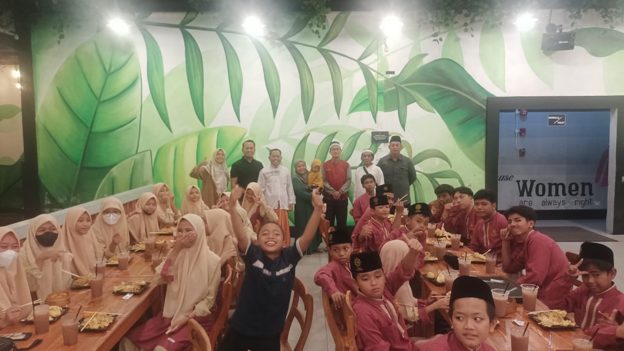 Makan Bersama Santri LKSA Kenjeran Dikejutkan Kedatangan Ketua PCM - klikmu