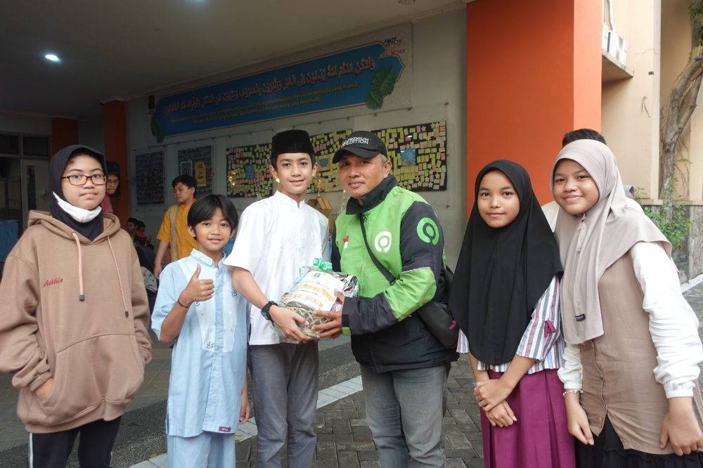 SDM 26 Surabaya Berbagi Parsel Lebaran kepada Para Ojol - klikmu