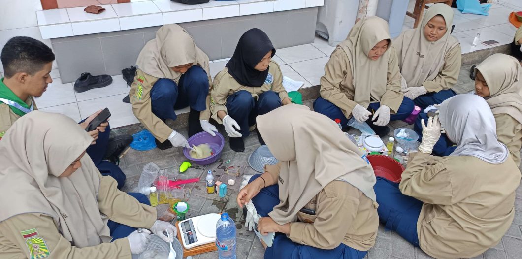 Tunjukkan Jiwa Entrepreneur, Siswa Smamsa Praktik Bikin Sabun Mandi Alami - klikmu