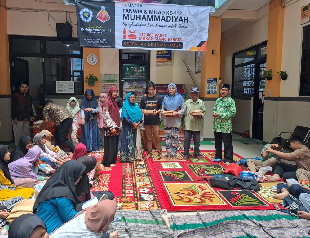 Semarak Milad Ke-112 Muhammadiyah, SD Muhlas Bagikan 274 Kotak Makan Siang Bergizi kepada Warga ...