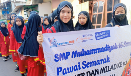 SMP Muhammadiyah 16 Surabaya Rayakan Milad Ke-112 dengan Pawai Taaruf dan Makan Siang Bergizi ...