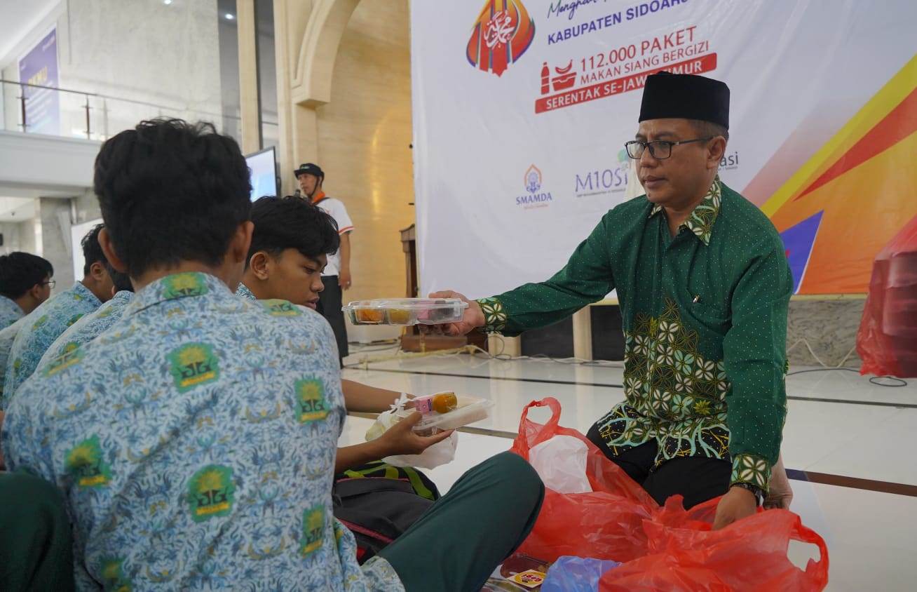 Rayakan Milad Ke-112 Muhammadiyah, Smamda Sidoarjo Sumbang 750 Paket Makan Bergizi Gratis - klikmu