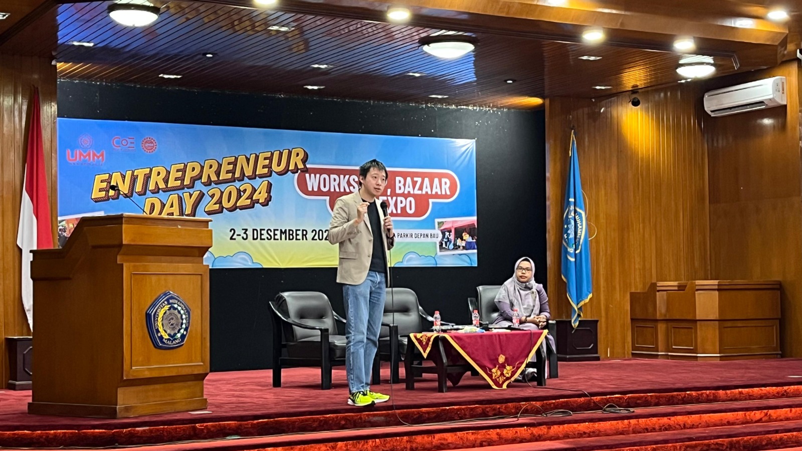 Puluhan Stan Bazar dan Ratusan Pengunjung Meriahkan Entrepreneur Day ...