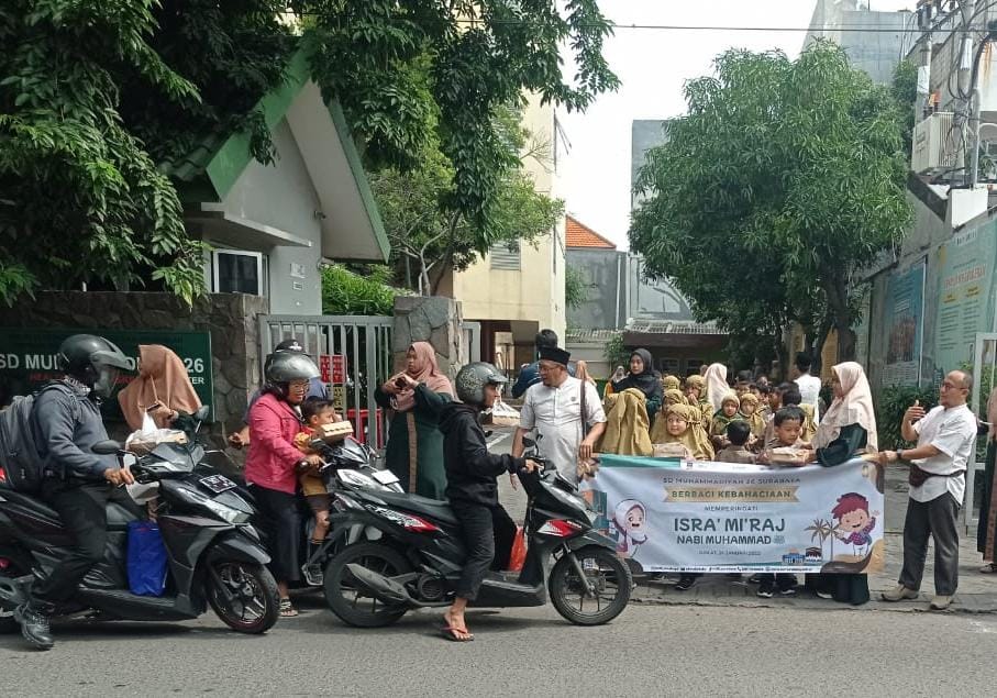 SD Muhammadiyah 26 Surabaya Maknai Peristiwa Penting Isra Miraj dengan Berbagi - klikmu