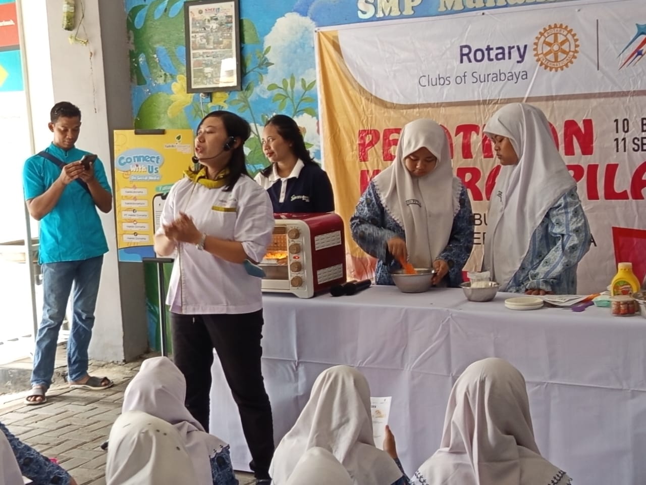 Siswi SMP Muhammadiyah 17 Surabaya Bikin Kue Kreatif Bersama Rotary Club - klikmu