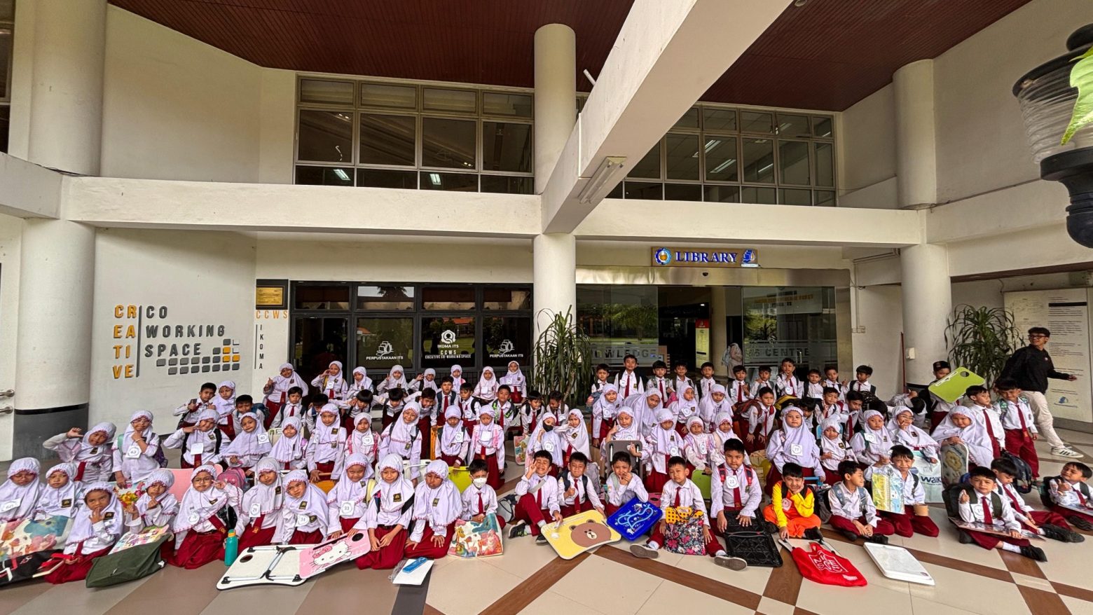 Rayakan Hari Buku Sedunia, Siswa SD Muhammadiyah 26 Surabaya Serbu Perpustakaan ITS - klikmu